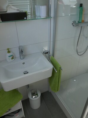 Apartamento, 1 quarto | Casa de banho | Um polibã 