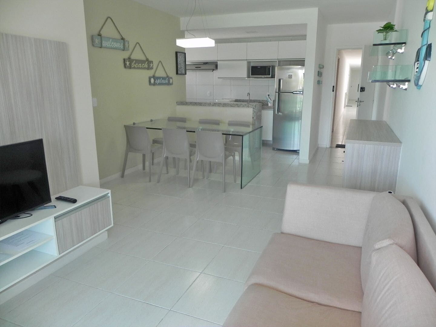 Apartamento Básico | Sala de estar | TV de ecrã plano 