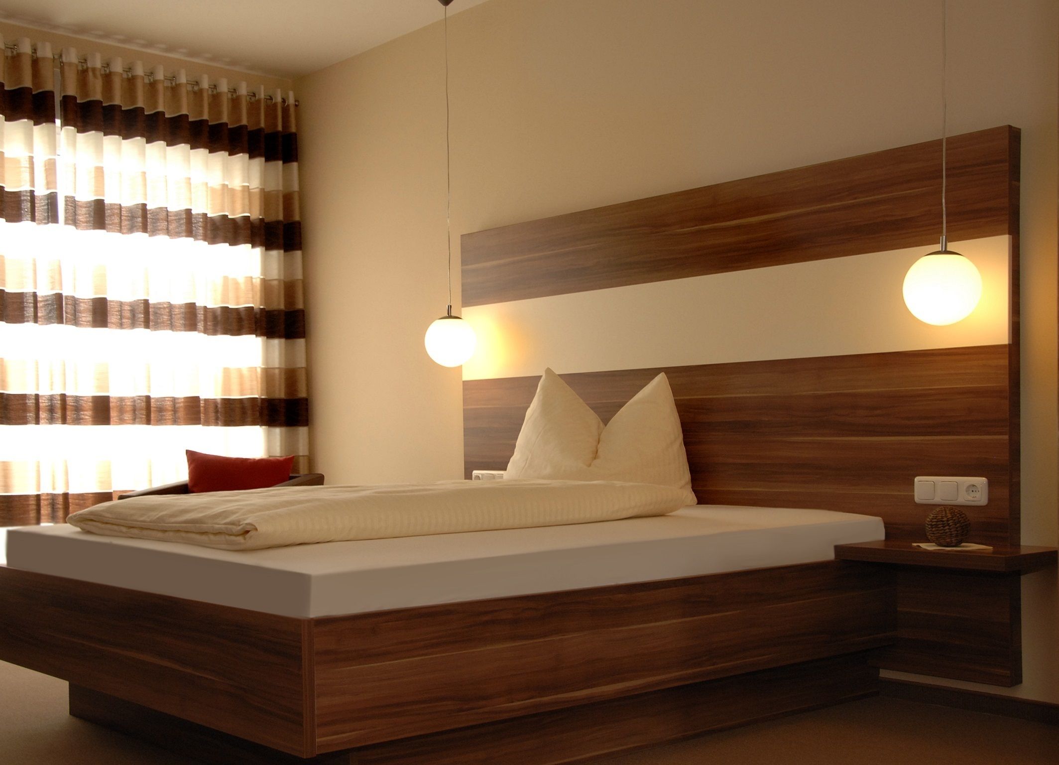 Secretária, secretária adequada para computadores portáteis 