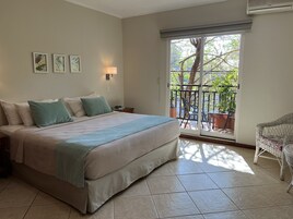 Apartamento Cidade, 2 quartos, varanda, Vista para a cidade (ORQUIDEA) | Cofre no quarto, com decoração personalizada 