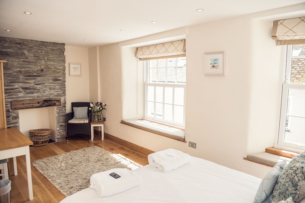 Mary Dann - Stunning Ground Floor Apartment In The Heart Of Old Town Padstow - Padstow