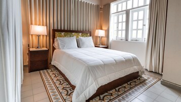 Quarto superluxo, 1 cama Queen | Roupas de cama premium, camas com colchões pillow-top, escrivaninha