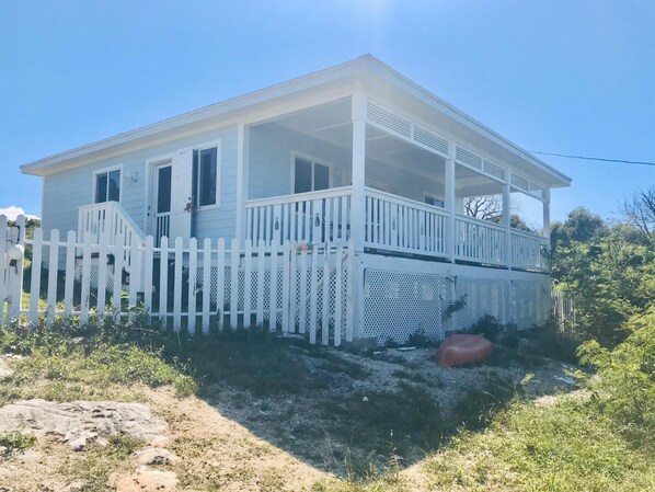 Pineapple Blues....Big Bang for your Buck - Rainbow Bay | Vrbo