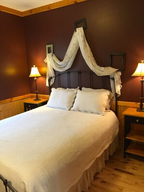 OPEN ALL YEAR! PontoonBoat! SANDY FRONTAGE! Kayaks! NEXT TO SLEEPING ...