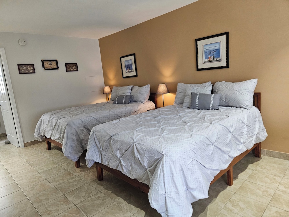 Crest Studio W/ Heated Pool! Steps From The Beach - Cape May, NJ
