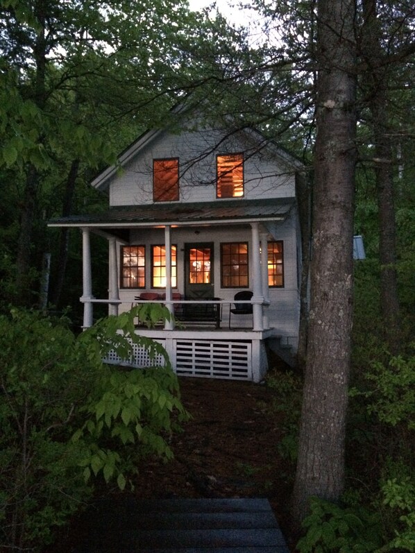Cozy, lakeside cottage for your family vacation - Woodstock | Vrbo