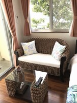 Quarto duplo standard, vista para o mar (203) | Área de estar | TV de tela plana