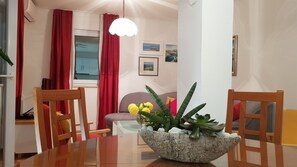 Apartamento, varanda | Sala de estar | TV de ecrã plano 