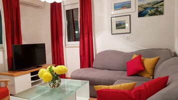 Apartamento, sacada | Área de estar | TV de tela plana