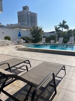 Piscina exterior, da(s) 8:00 à(s) 23:00, espreguiçadeiras 