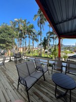 Terraço com espreguiçadeiras