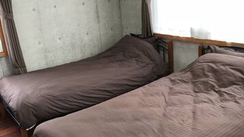 Cortinas/cortinados opacos, Wi-fi grátis, roupa de cama fornecida