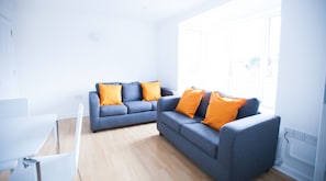 Apartamento, 2 quartos | Sala | TV de ecrã plano 