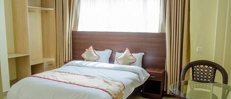 Quarto luxo | Quartos à prova de som, ferros/tábuas de passar roupa, Wi-Fi de cortesia