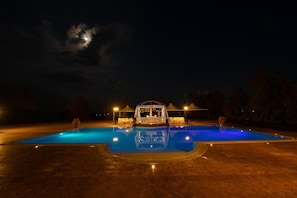 Piscina externa sazonal, funciona das 6h às 18h, guarda-sóis