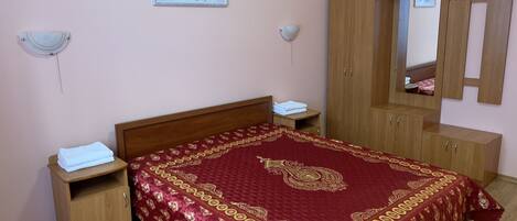 Quarto casal conforto, 1 cama King, para não fumantes | Escrivaninha, ferros/tábuas de passar roupa