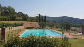 Piscina exterior, guarda-sóis, espreguiçadeiras