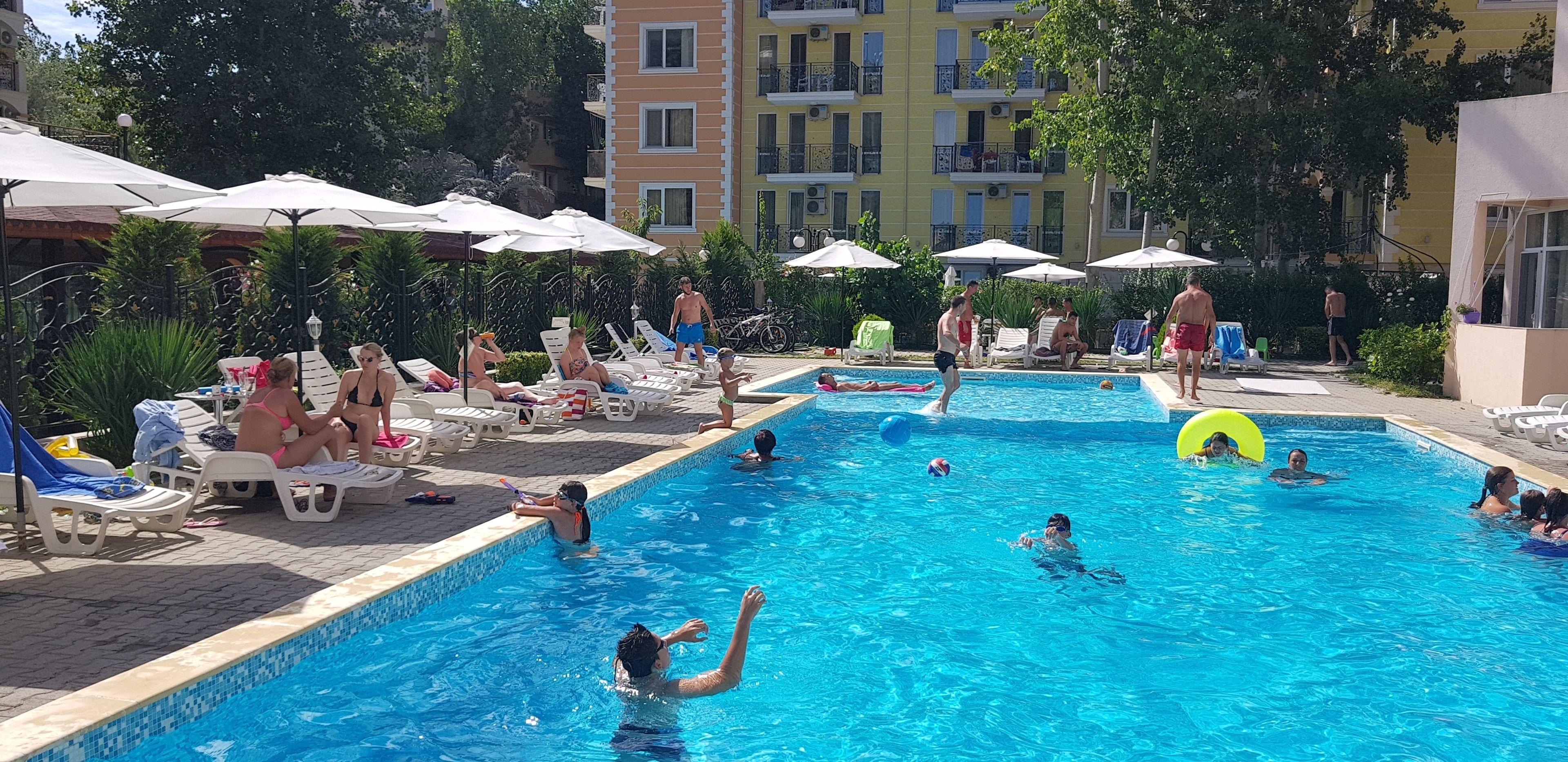 Piscina exterior, da(s) 10:00 à(s) 21:00, espreguiçadeiras 