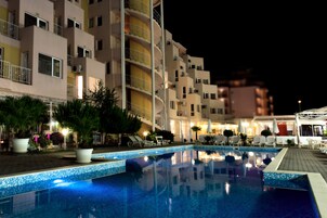 Fachada da propriedade à noite