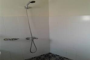 Quarto Individual, 1 cama queen-size, não fumadores | Duche na casa de banho