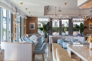 2 restaurantes: opção de café da manhã, almoço e jantar