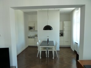 Apartamento premium | Área de estar | TV de tela plana