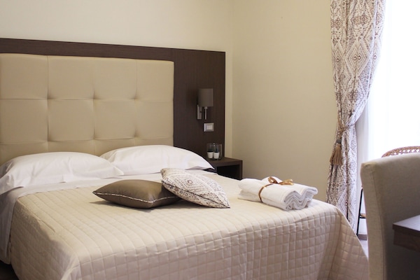 Quarto Duplo | Roupa de alta qualidade, edredões de penas, cofre no quarto, secretária