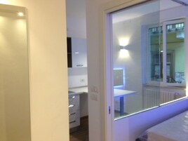 Cofres nos quartos, cortinas blackout, quartos à prova de som