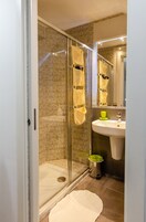 Quarto Duplo ou Twin, no rés do chão | Casa de banho | Um polibã, um chuveiro fixo, um secador de cabelo, toalhas fornecidas 