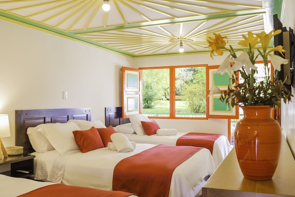 Quarto Familiar, várias camas | Cortinas/cortinados opacos, ferro/tábua de engomar, Wi-fi grátis