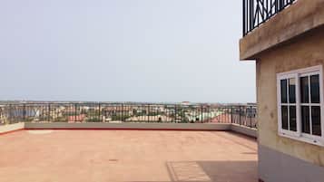 Terraço com espreguiçadeiras