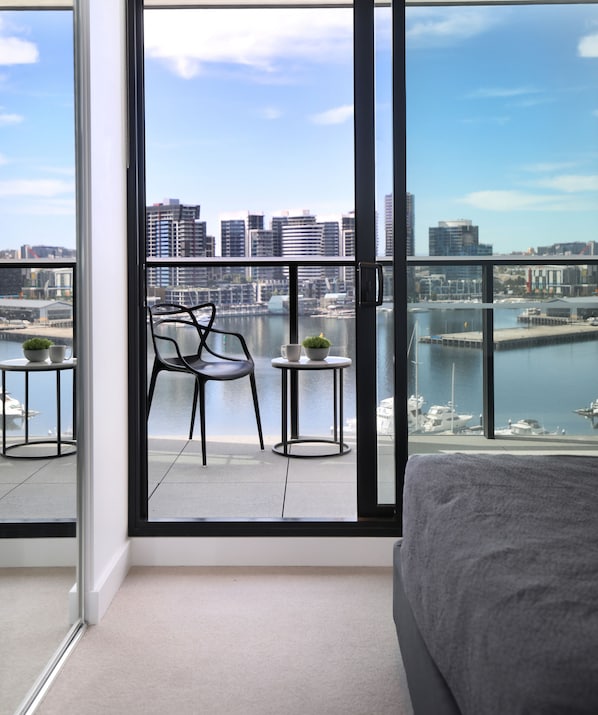 Apartamento Empresarial, 1 cama de casal, vista para o rio | 1 quarto, com decoração personalizada, com mobília individualizada