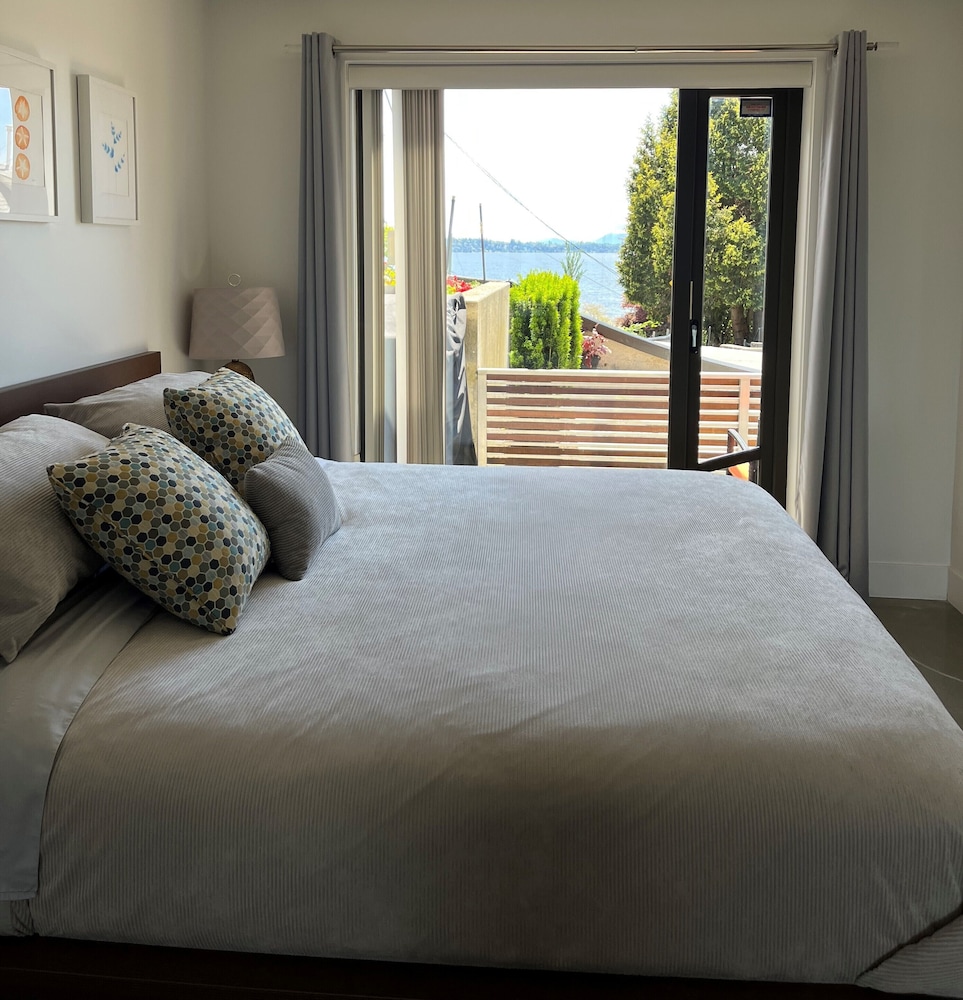 Ocean View White Rock Modern 2 Bedroom. 1 Min Walk To Beach! Bc & City Licensed. - White Rock