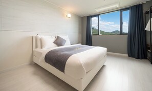 Edredões de penas, cofre no quarto, secretária 