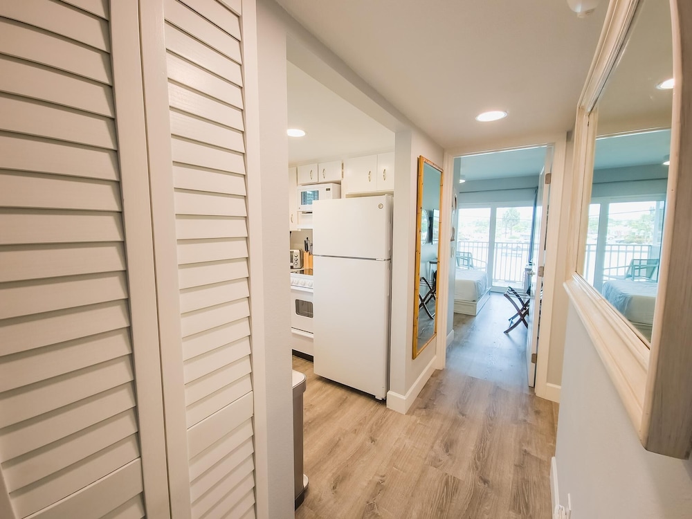 Island Escape 201 Affordable Condo - Clearwater Beach, FL