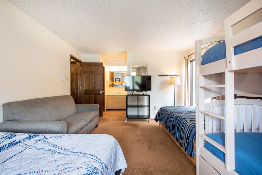 Nice Ski-in/walk-out Condo, Free Wifi, & Parking. - Copper Mountain, CO