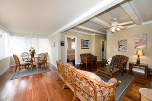 225CL: Colorful Avalon Cottage, Quick Walk to the Beach, Spacious Side ...