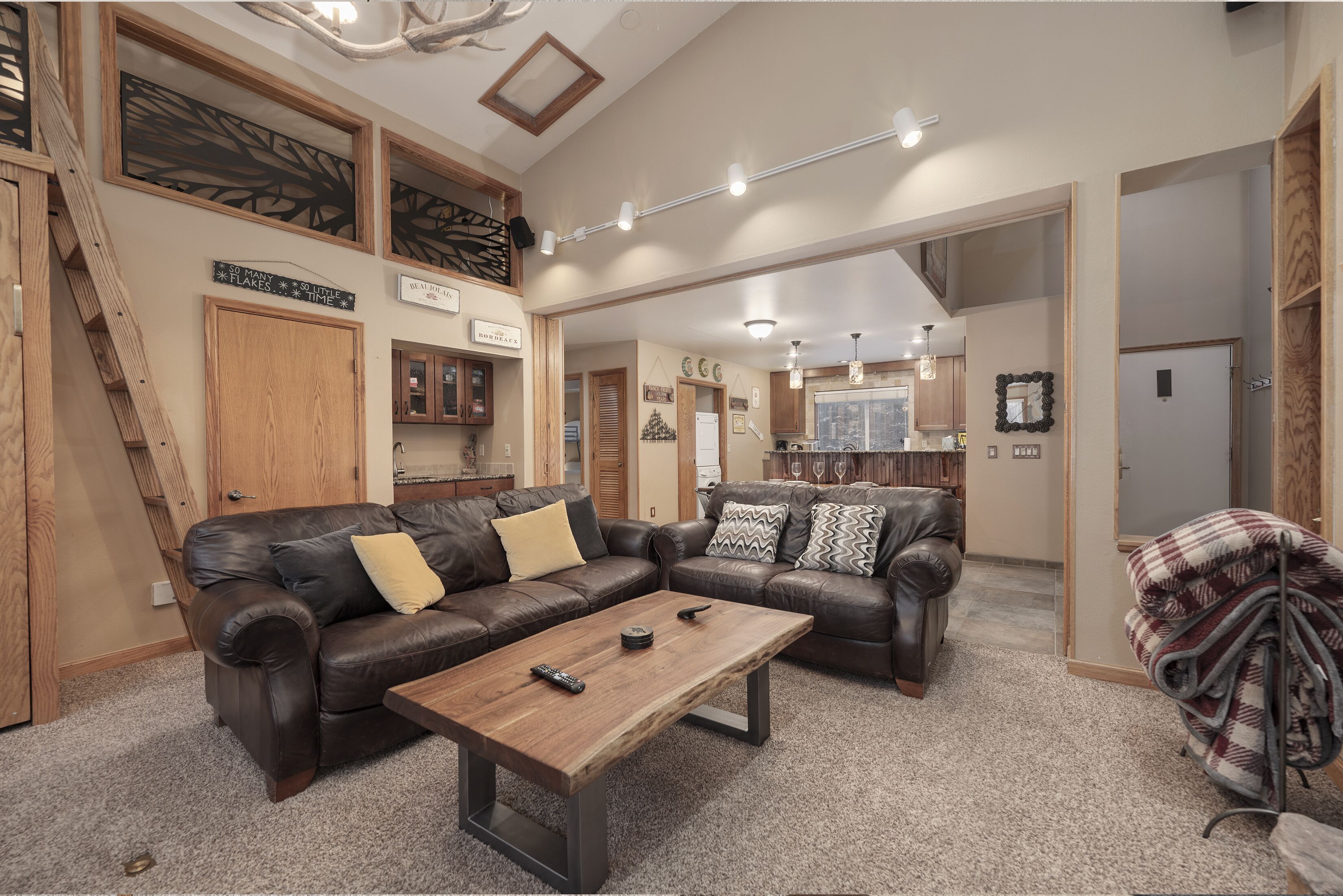 Ski-in/out / 2 King Suites + Sleeping Loft / Pool & Hot Tubs & Private Garage - Winter Park, CO
