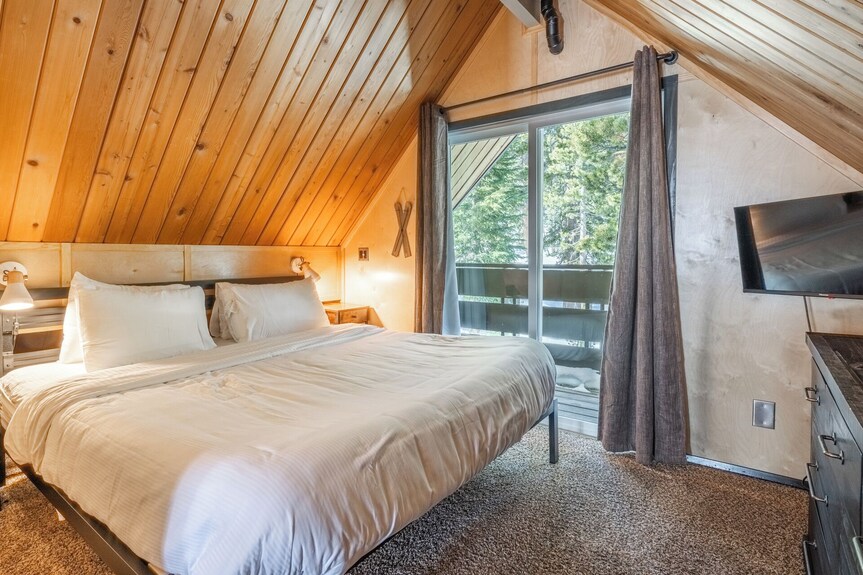 Charming Ski In/ Ski Out Steps To The Main Lodge - Chalet #18 - June Lake, CA