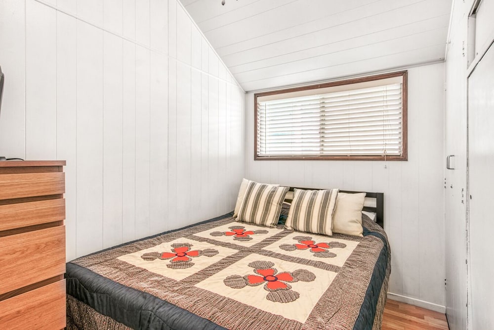 322s: Charming, Cozy Beach Cottage, Front Porch, 2 Blocks To Beach, Wifi - 322 S - Santa Catalina Island, CA