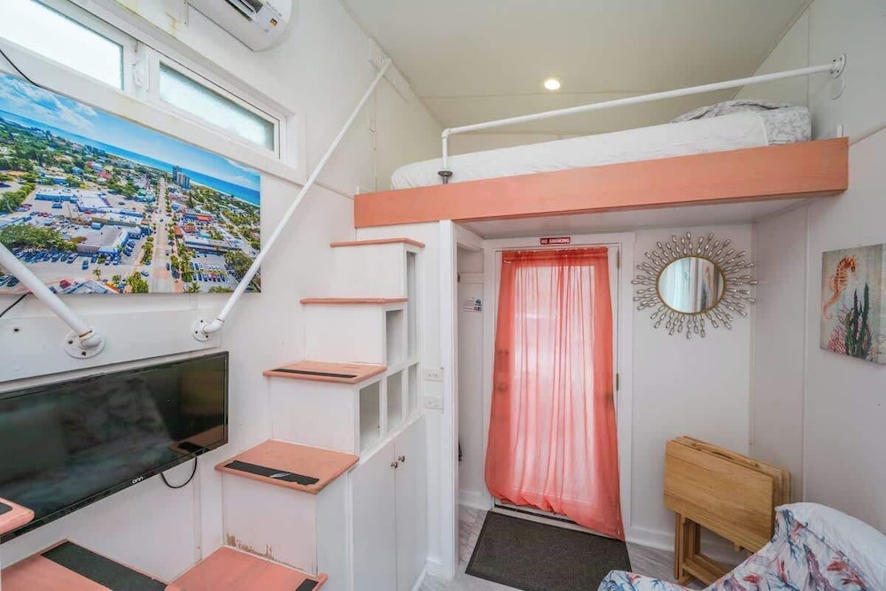 Tiny Coral Oasis- Beachy Tiny House For Your Getaway - Sarasota, FL