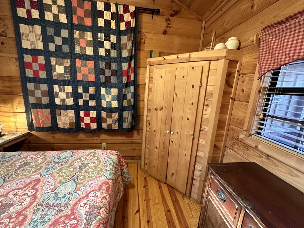 Jus Nappin! Hot Tub, Private, Grill, Full Kitchen, Free Wifi, Pet Friendly - Asheville, NC