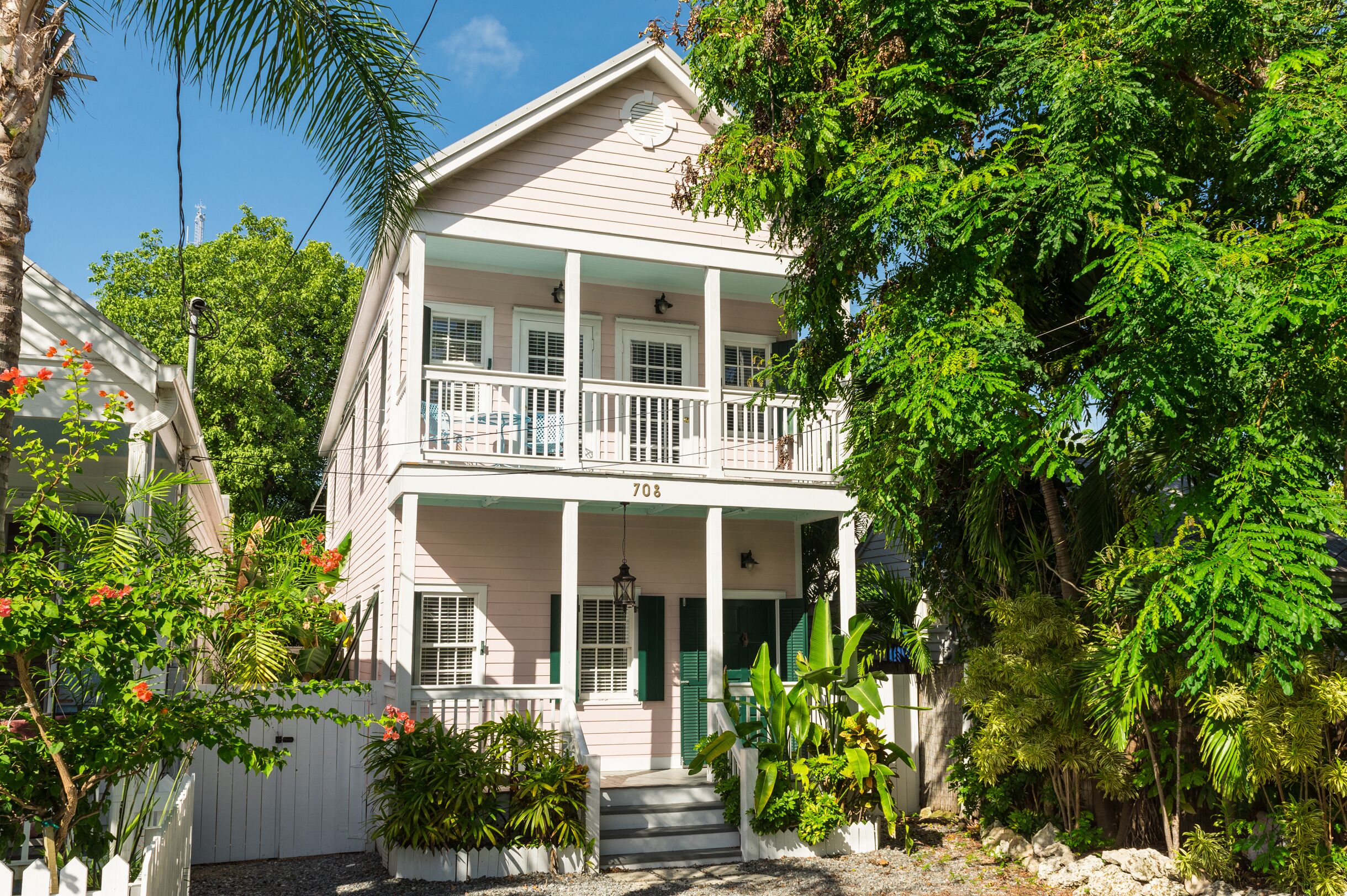 ~ THE PINK HOUSE ~ Saline pool, lush privacy and 2 ensuites with ...