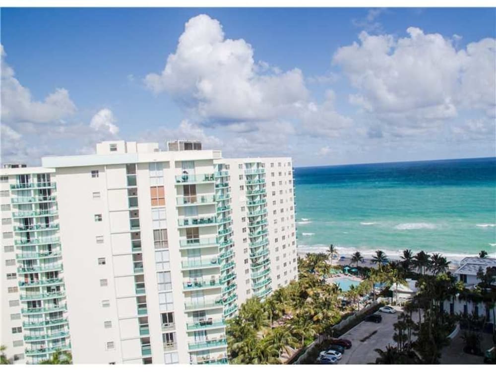 A Great Deal! Oceanview 2 Bedroom Luxurious Condo Hollywood Beach - Miami Gardens, FL