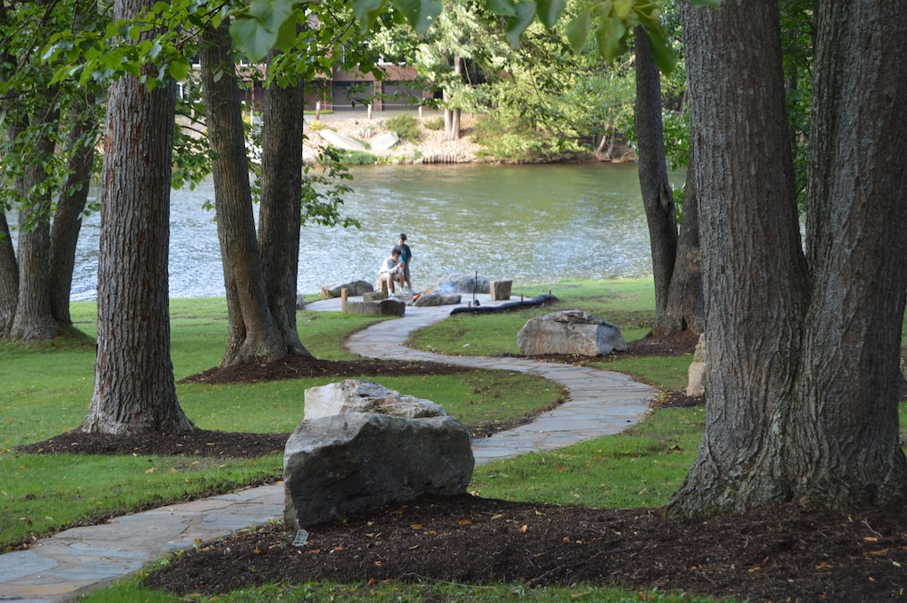 Lake Front W/ 1.5 Acre Private Lot, Hot Tub, Paddle Boat, & Kayaks - DuBois, PA