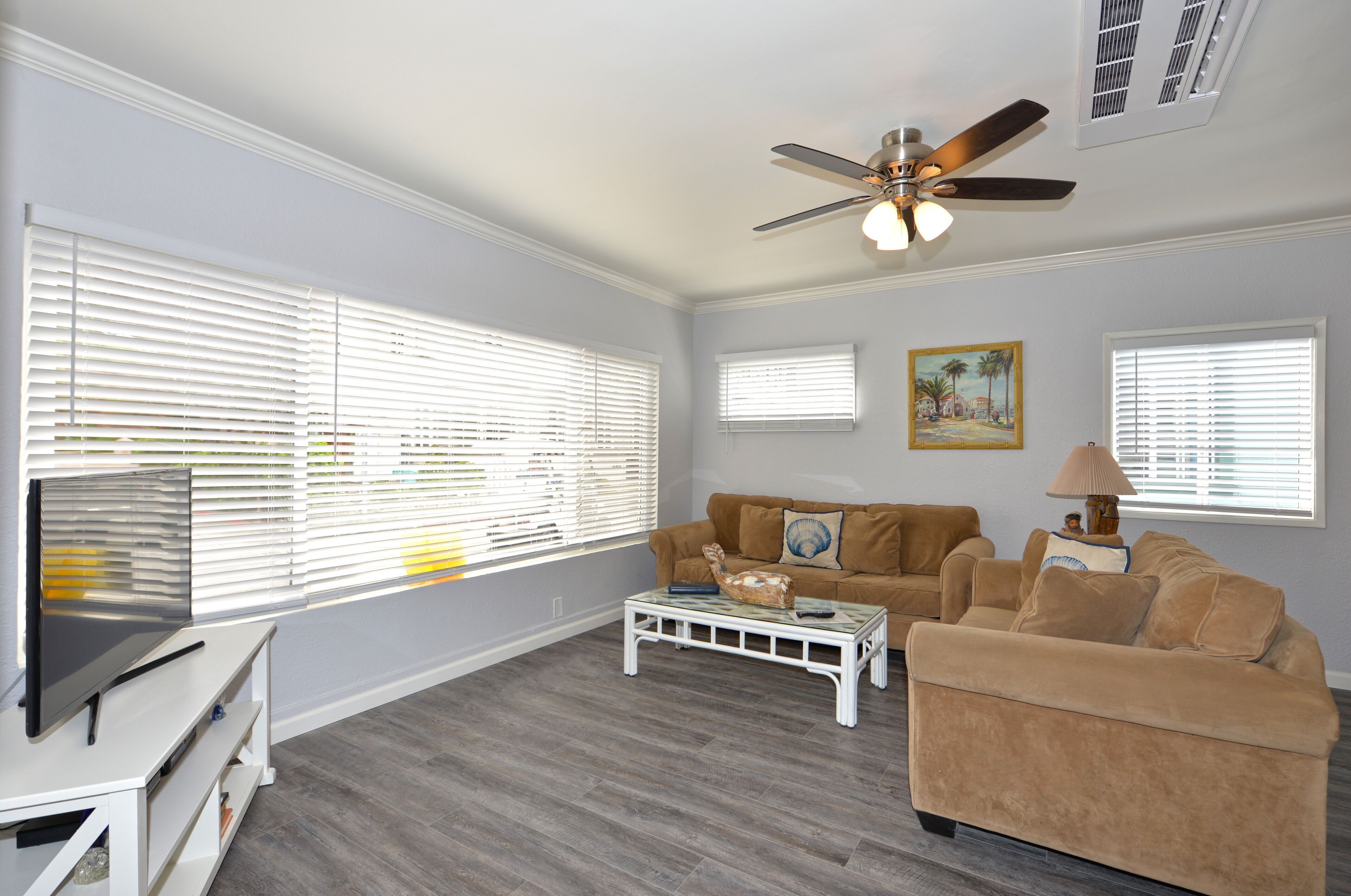 323ce: Two Story Family Home W/ Large Deck, Wifi, Close To Beach, Mtn Views - 32 - Santa Catalina Island, CA