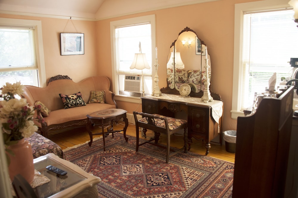 Stay-cation In Charmified Village Guest House! - Finger Lakes, NY