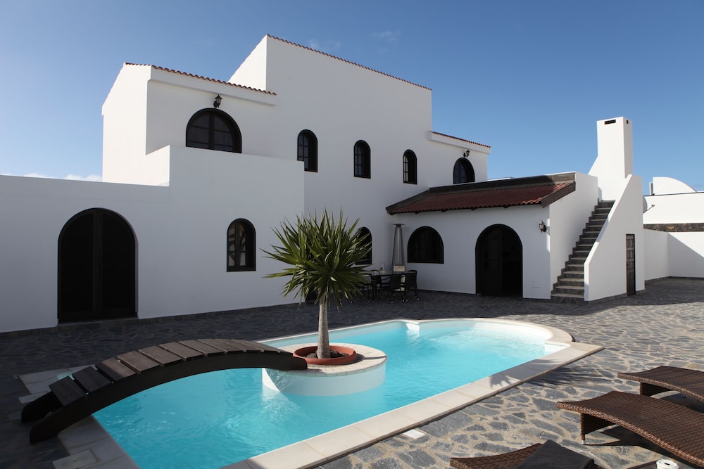 Excelente Ubicación, Patio Con Piscina Climatizada Y Barbacoa, 3 Dormitorios, 3 Baños, 6 Pers. - Fuerteventura