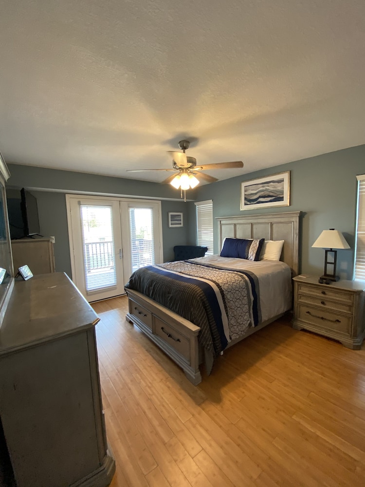 Sunny Beach Oceanview Home!  One Minute Walk To Beach! - Galveston, TX