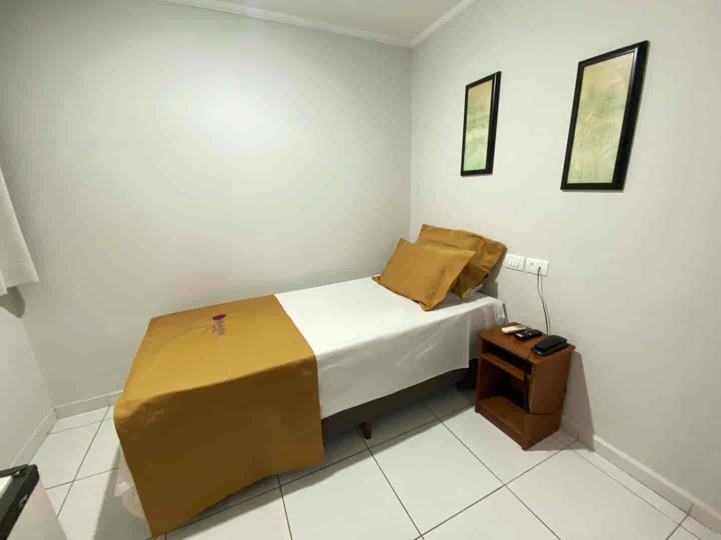 Quarto solteiro superior, 1 cama de solteiro, para não fumantes | Roupas de cama antialérgicas, frigobar, escrivaninha, Wi-Fi de cortesia